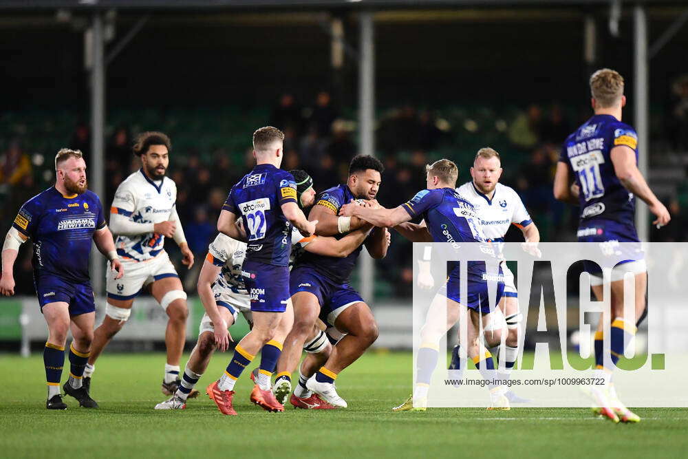 Alex Hearle of Worcester Warriors takes the ball from Sione Vailanu of ...