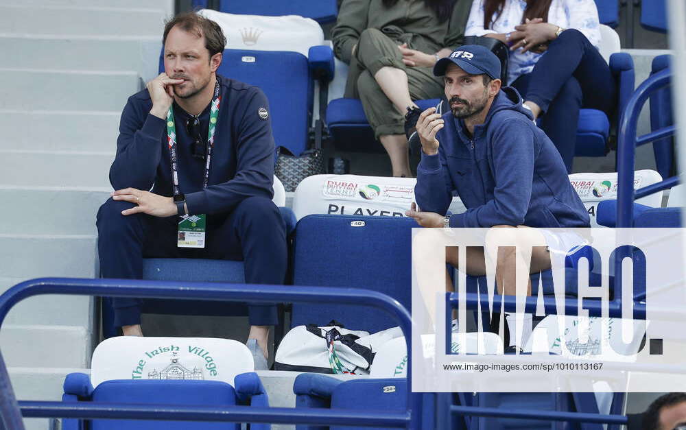Jannik Sinner Team auf der Tribuene, L-R Manager Alex Vittur und ...