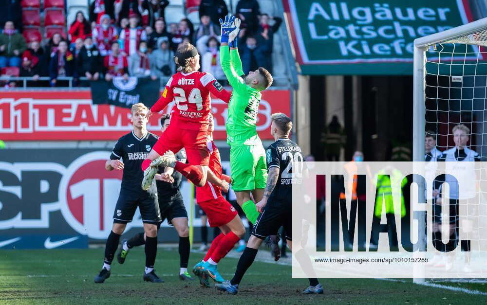 Niclas Thiede (SC Verl) klärt gegen Felix Goetze (1.FC Kaiserslautern ...