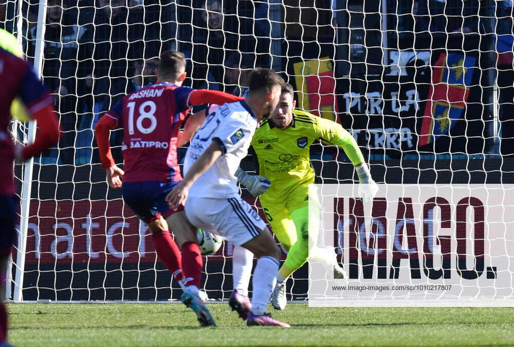 Elbasan Rashani (clermont) vs Gaetan Poussin (bordeaux) FOOTBALL ...
