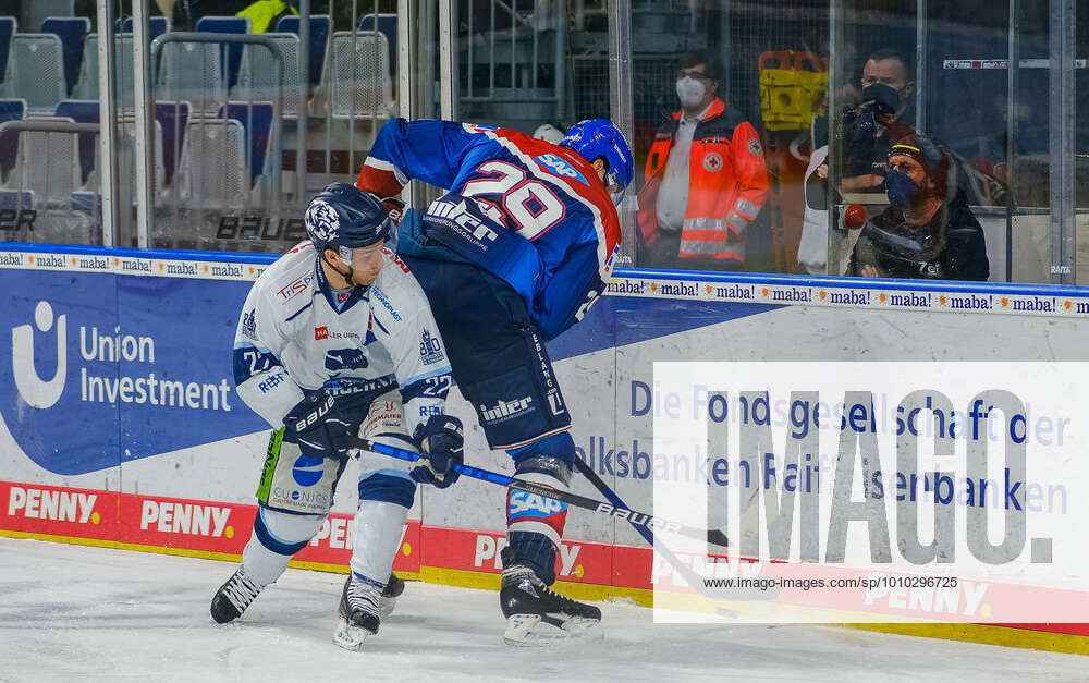 Denis Reul Adler Mannheim, 29 in a duel with Mike Connolly Straubing ...