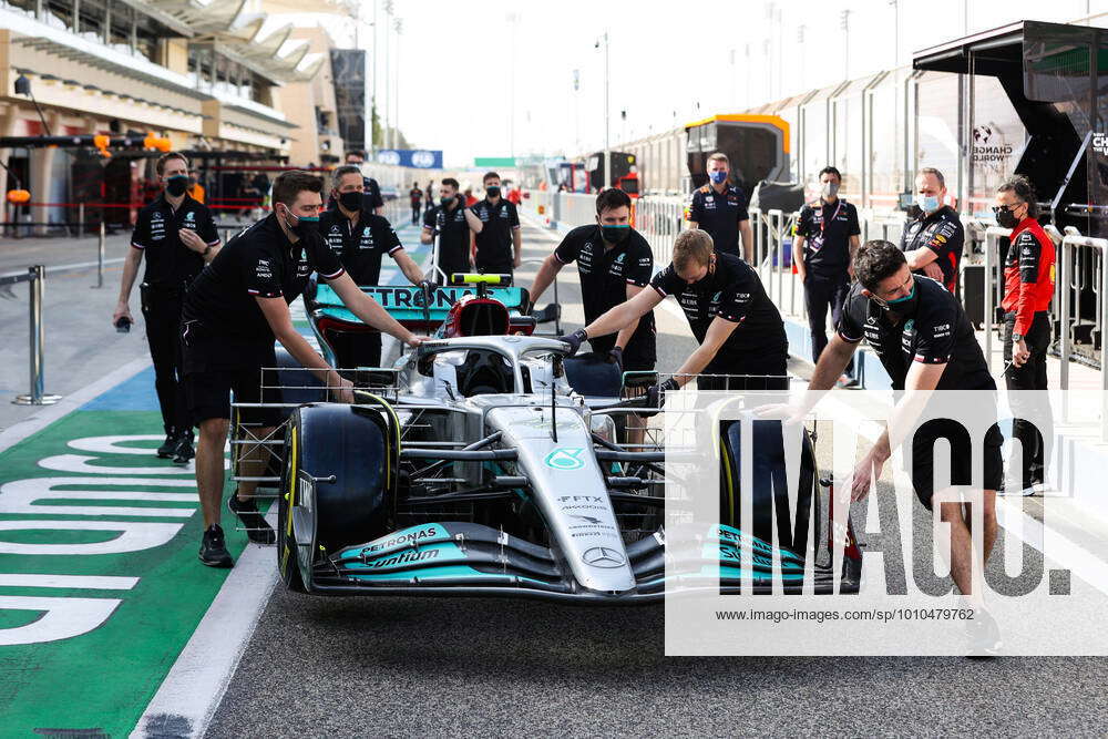 44 HAMILTON Lewis (gbr), Mercedes AMG F1 Team W13, pitlane, during the ...