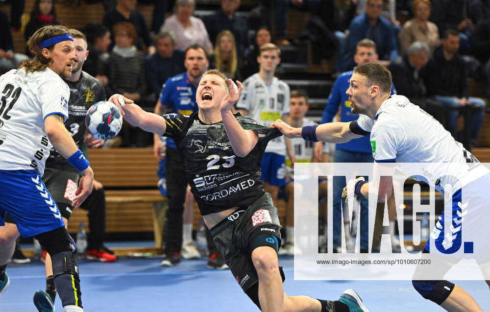 on the ball Ivar Stavast Dresden , left Kevin Lux, right Kevin Roch ...