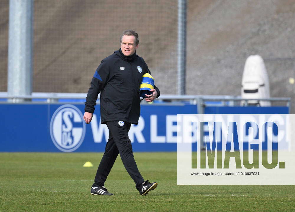 Coach Mike Büskens FC Schalke 04 16 03 2022, football GER, season 2021 ...