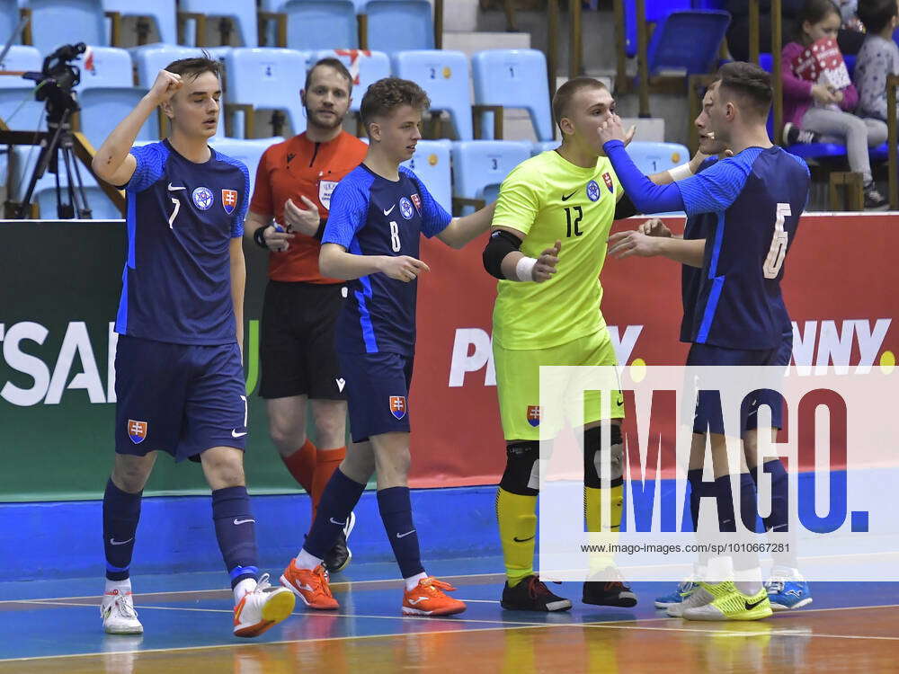 Bucurie a fotbalistilor slovaci dupa un gol marcat cu Adam Vrabel ...