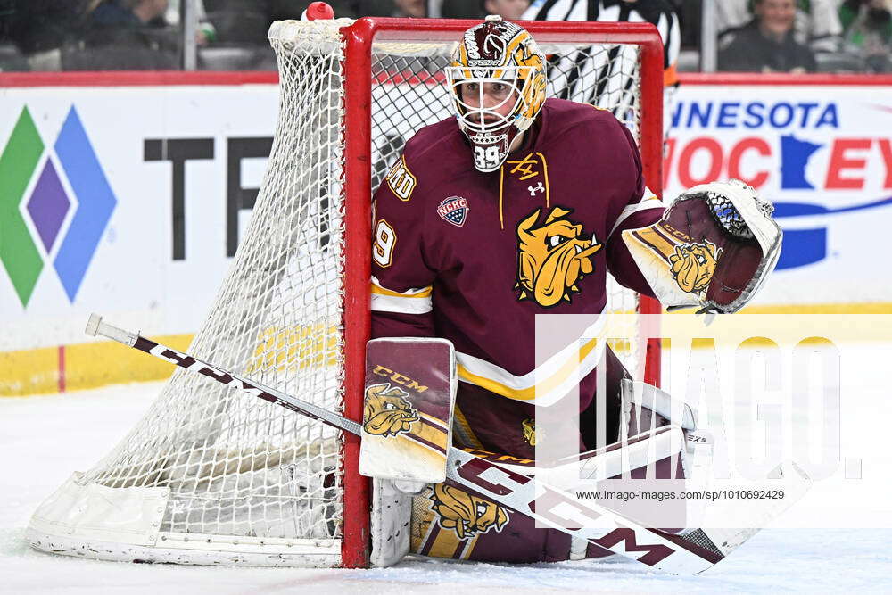 Minnesota Duluth Bulldogs goaltender Ryan Fanti watches for a shot ...