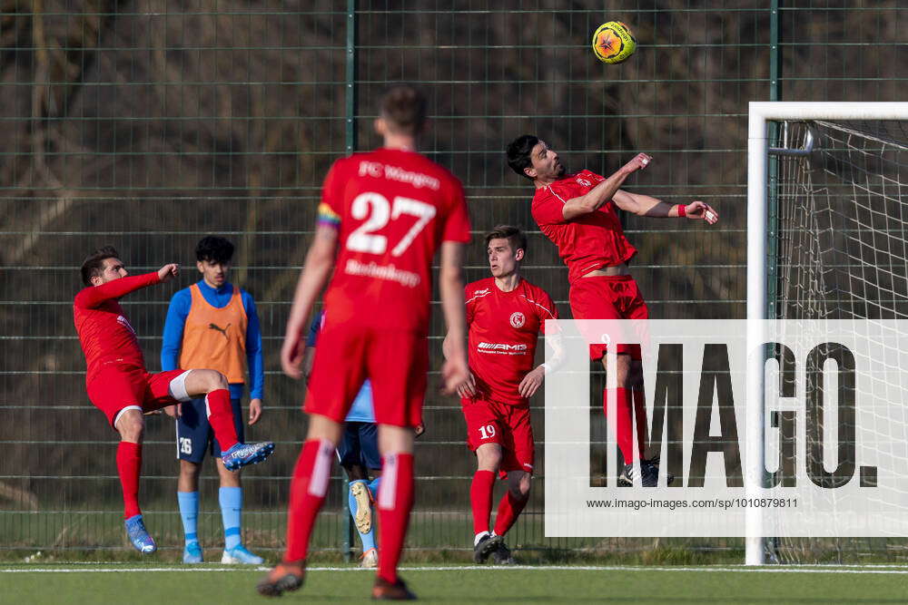 Daniel Wellmann 9, FC Wangen extends the ball over the side kick of ...