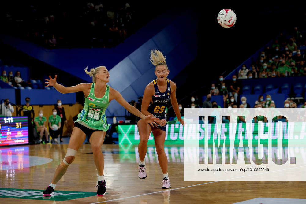 SUPER NETBALL FEVER LIGHTNING, Rudi Ellis of the Fever and Reilley ...