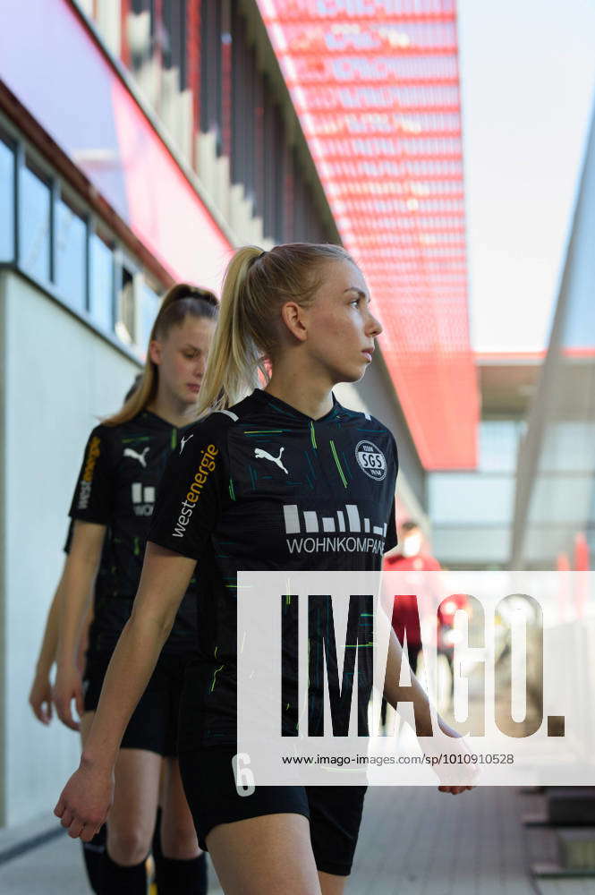 Munich, Germany, Mar 27th 2022: Elisa Senss (6 SGS Essen) on her way to ...