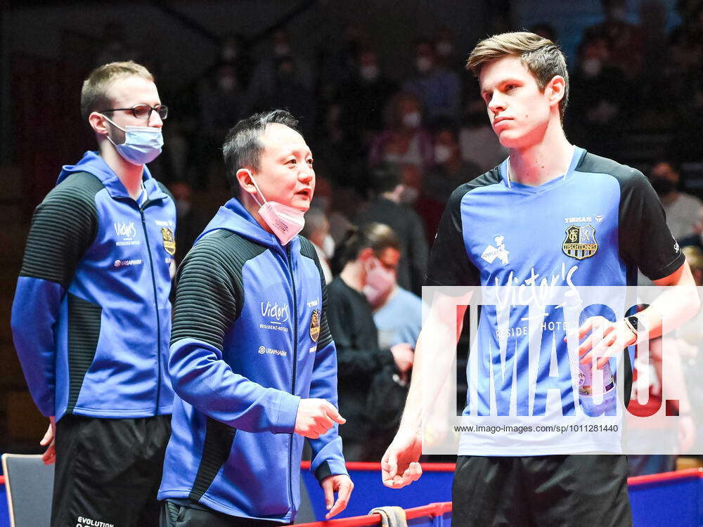 Tomas Polansky 1 FC Saarbruecken at his bench with his coach Wang Zhi 1 ...