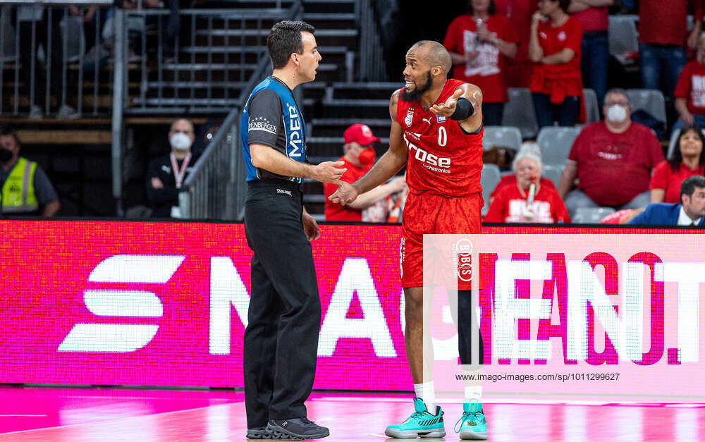 Moritz Reiter (Schiedsrichter), Chris Dowe (Brose Bamberg, 00), Brose ...
