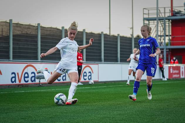 Leverkusen, Germany, April 18th 2022: Merle Barth tackles Dora Zeller ...