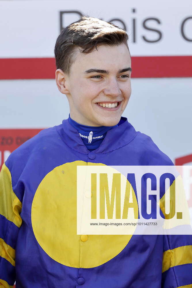 Jockey Leon Wolff bei der Siegerehrung zum Preis des 1. FC Köln beim FC ...