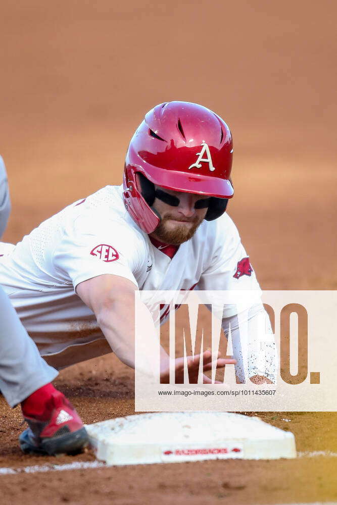 April 19, 2022: Zack Gregory 3 Arkansas base runner reaches back for ...