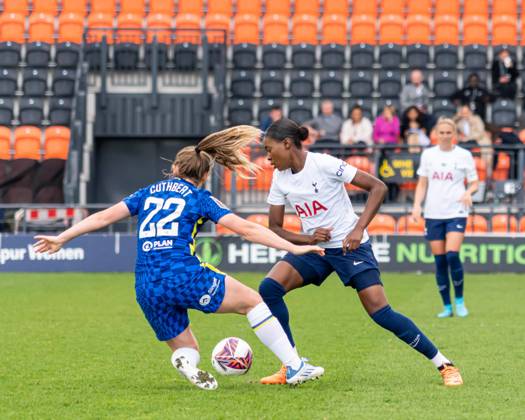 London, England, April 24th 2022 Jess Naz (7 Tottenham) moves forward ...
