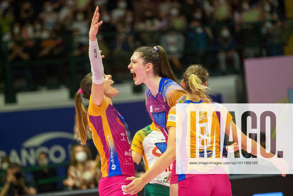 Happiness of DANA RETTKE (Vero Volley Monza) and teammates during ...