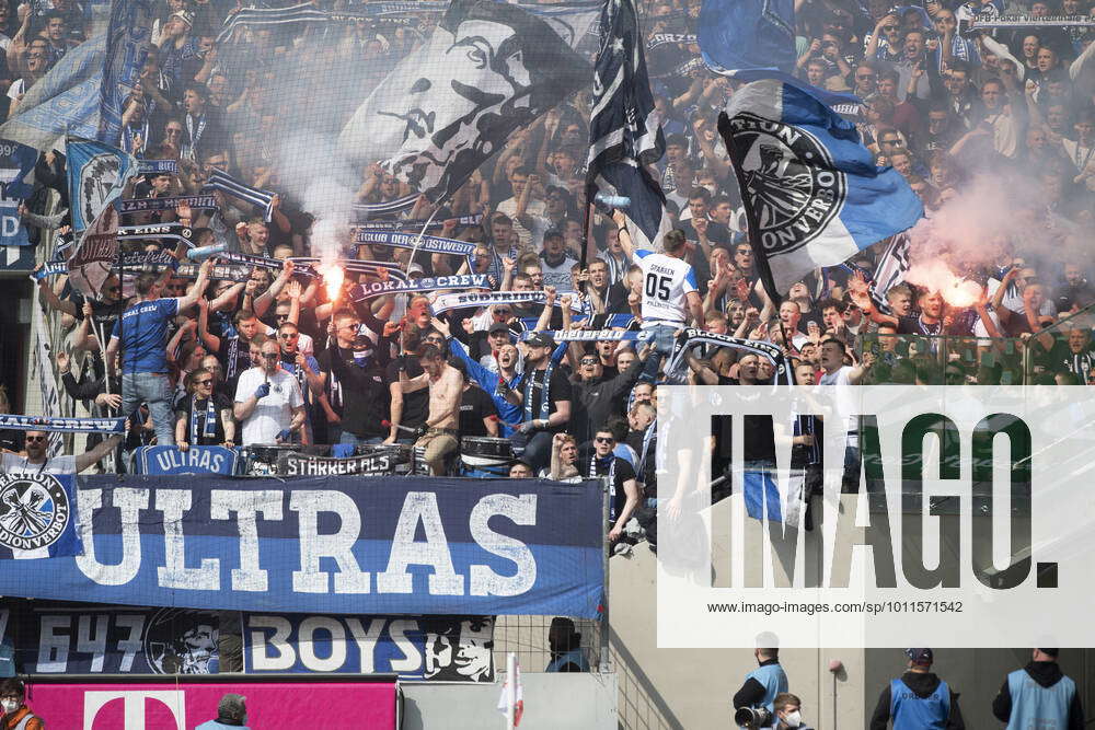 Bielefelder Fans, schwenken ihre Fahnen, Ultras, Pyrotechnik, Feuerwerk ...