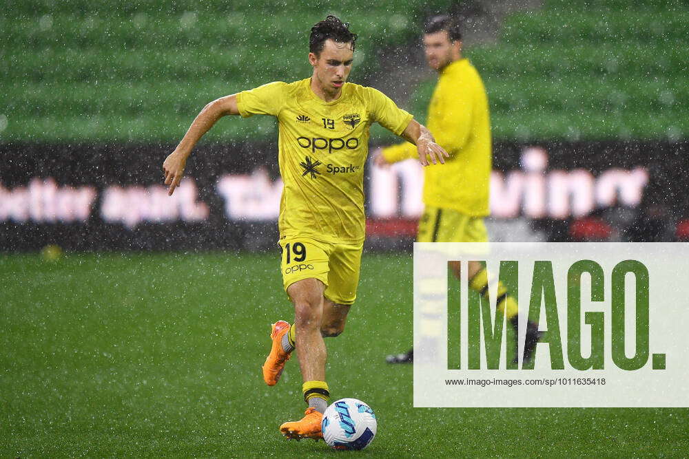 ALEAGUE VICTORY PHOENIX, Sam Sutton of Wellington Phoenix warms up ...