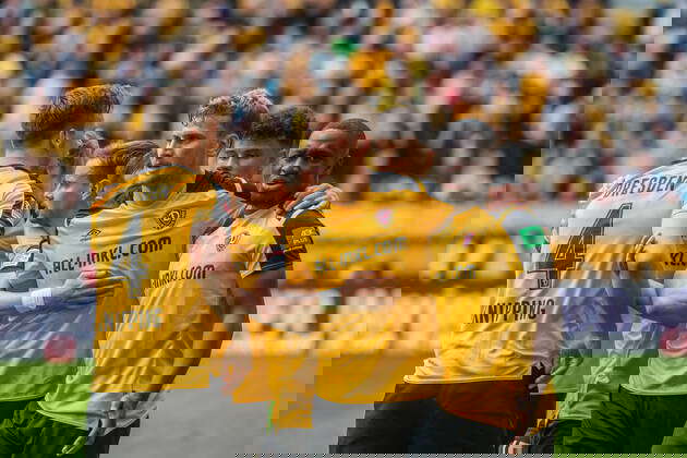 Dresdens Christoph Daferner Mitte celebrates his goal for the 3 0 SG ...