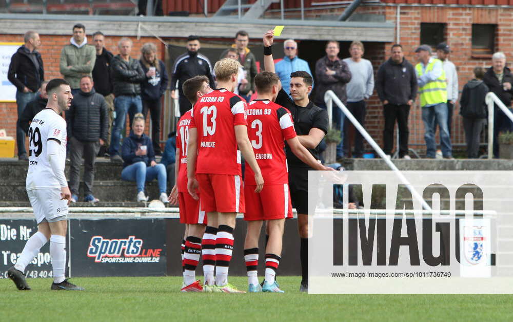 Referee Timon Oliver Schulz shows Andre Wallenborn Altona, No 3 the ...
