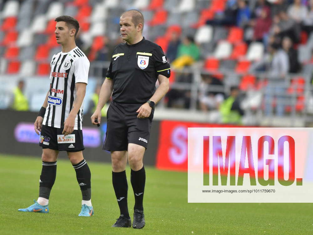 Marius Florian Ciobanu with the central referee Catalin Popa in the football match between Steaua