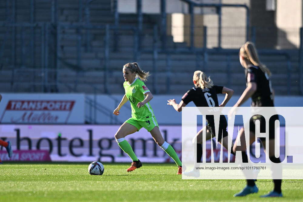 Kathrin Hendrich VfL Wolfsburg, 4 with ball, 04 05 2022, Essen Germany ...