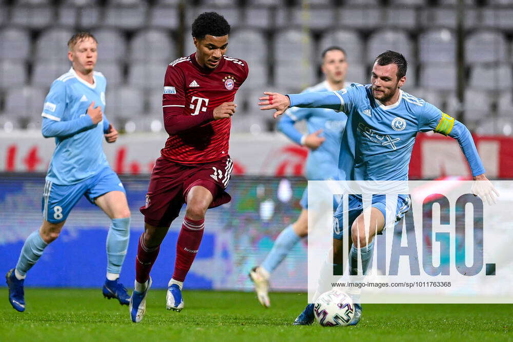 from left Sam Zander TSV 1860 Rosenheim, 8 Malik Tillmann Bayern ...