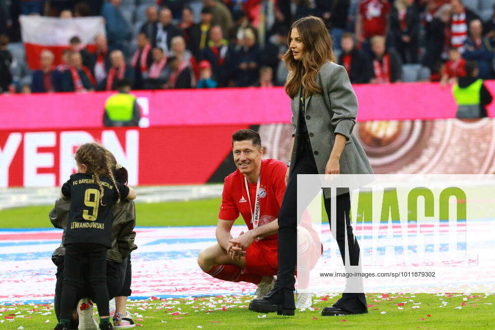 Robert Lewandowski, Anna Lewandowska, with family on the lawn FCB ...