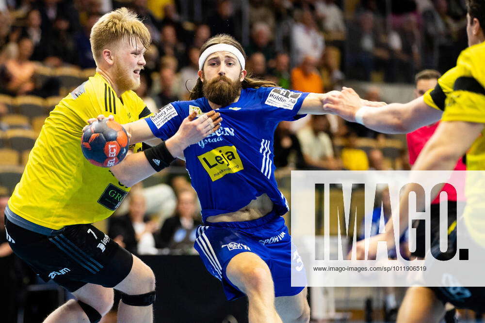 220509 Sävehofs Felix Möller and Ystads IFs Julius Lindskog Andersson ...