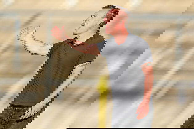 Coach Leonhard Haas Burghausen gives instructions, gestures ...