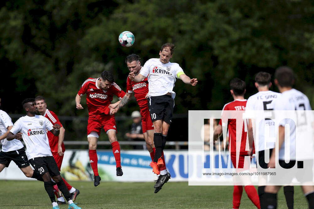 Bayernliga Nord TSV Karlburg 1 FC Sand 14 05 2022 Marvin Schramm 5, TSV Karlburg in a duel with