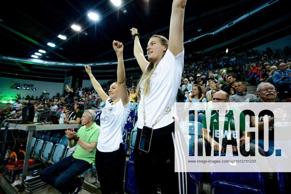 Die verletzten Lina Genz (6 VfL Oldenburg) und Nele Reese (12 VfL ...