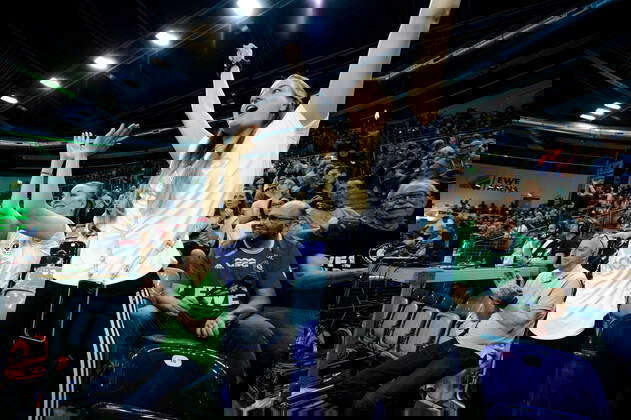 Die verletzten Lina Genz (6 VfL Oldenburg) und Nele Reese (12 VfL ...