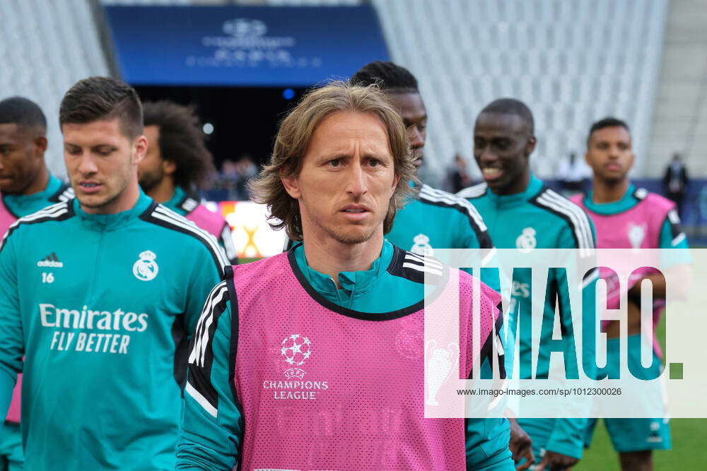 (220528) -- PARIS, May 28, 2022 -- Luca Modric (front) of Real Madrid ...