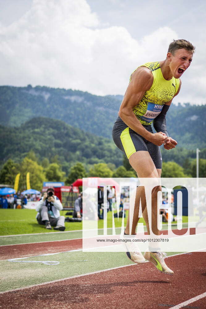 Suisse Simon Ehammer celebrates after setting a new long jump world ...