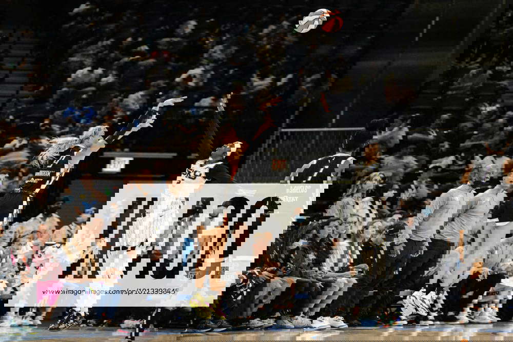 Sophie Cunningham (9 Phoenix Mercury) shoots the ball during the WNBA ...