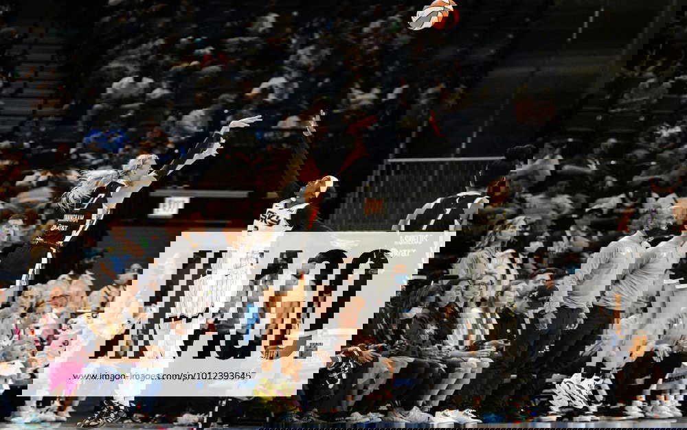 Sophie Cunningham (9 Phoenix Mercury) shoots the ball during the WNBA ...