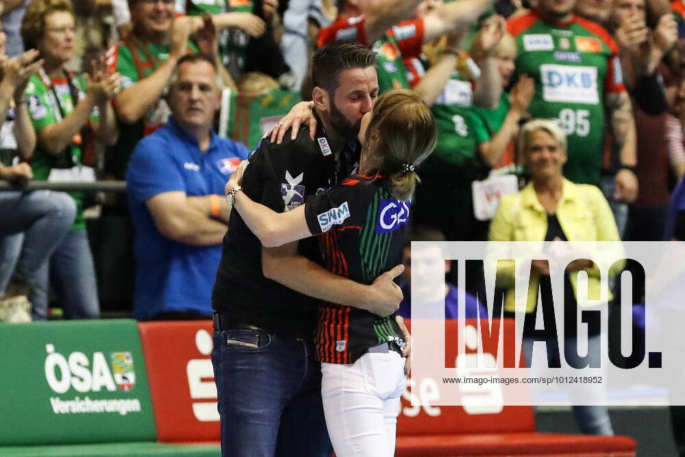 Coach Bennet Wiegert with his wife after the match Handball Bundesliga season 2021 2022 SC