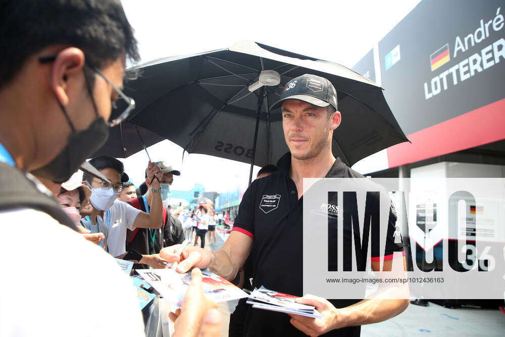 Andre Lotterer GER TAG Heuer Porsche, Autograph session in the pit lane ...