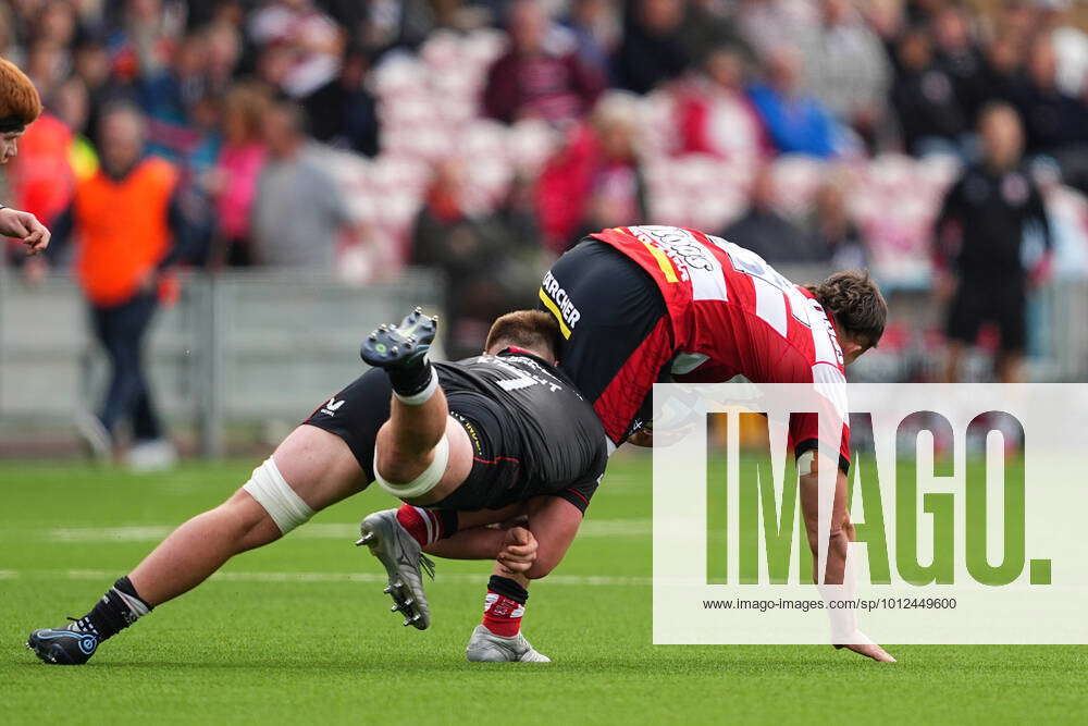 Toby Knight of Saracens throws himself at the feet of Santi Socino of ...