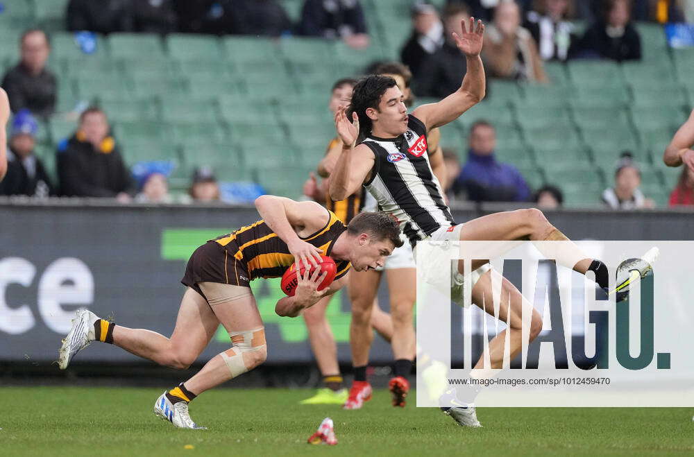 AFL HAWKS MAGPIES, Reef McInnes of the Magpies injures his shoulder ...