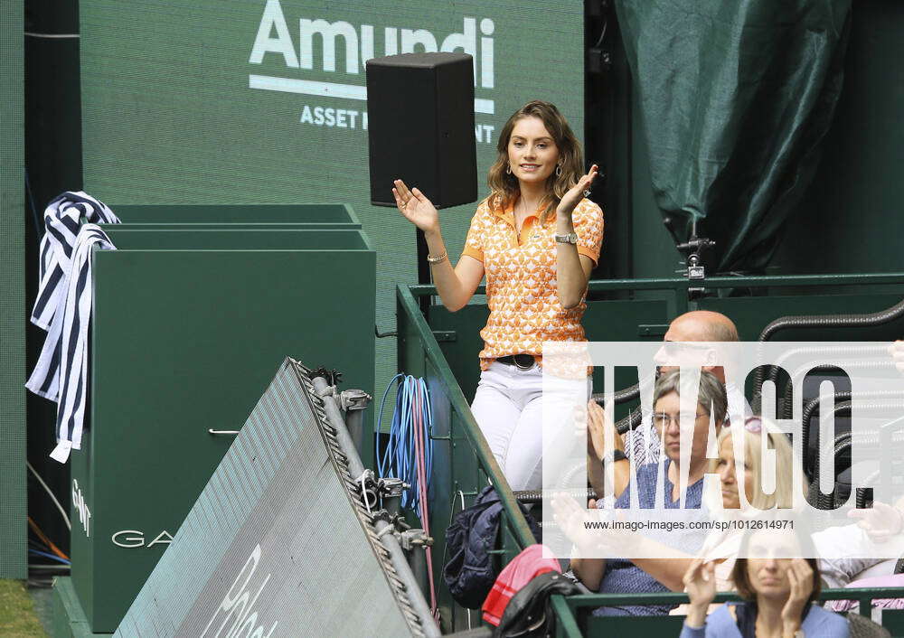 Photo the girlfriend of Ugo Humbert FRA climbs applause tennis ...