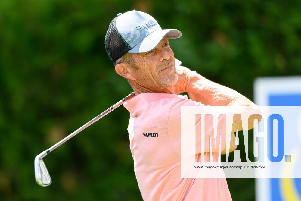 ETOBICOKE, ON - JUNE 10: Jonathan Kaye plays his shot during the second ...