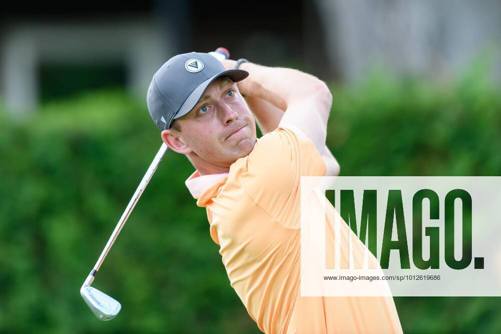 ETOBICOKE, ON - JUNE 10: Brendan Leonard plays his shot during the ...