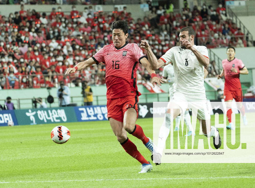 (220614) -- SEOUL, June 14, 2022 -- Hwang Ui-jo (L) of South Korea ...