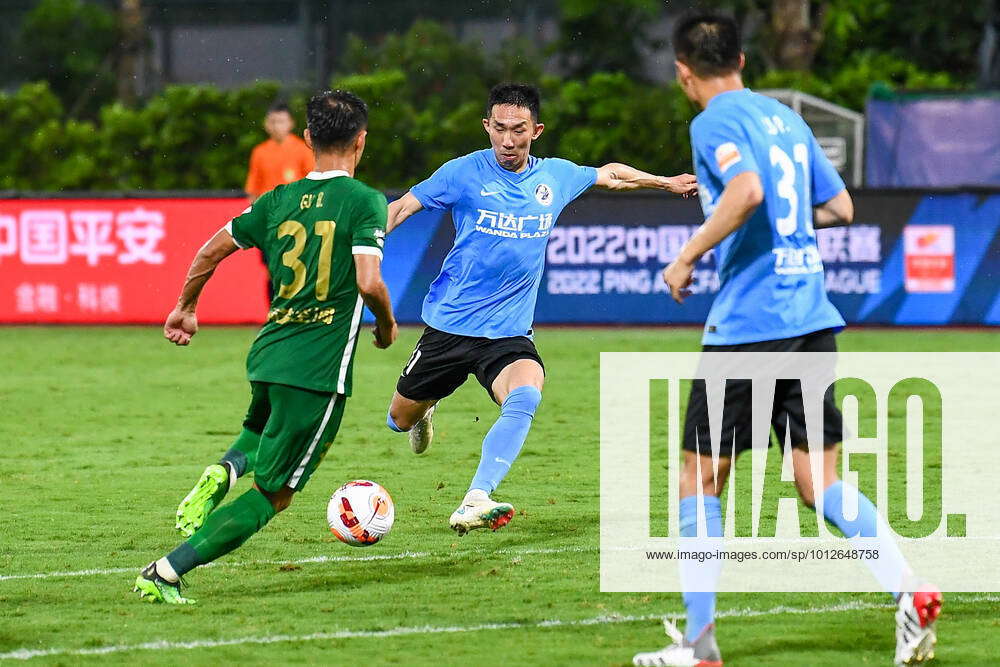 (220616) -- HAIKOU, June 16, 2022 -- Sun Guowen (C) of Dalian Pro ...