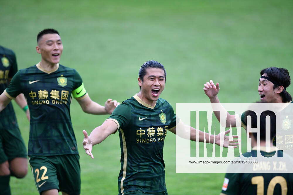 (220621) -- MEIZHOU, June 21, 2022 -- Zhang Yuning (C) of Beijing Guoan ...