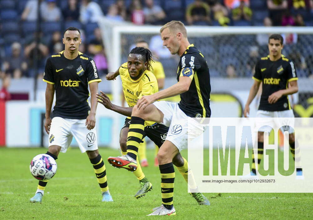 STOCKHOLM 20220702 Mjällbys Mamudu Moro tar sig förbi AIK:s Sebastian ...