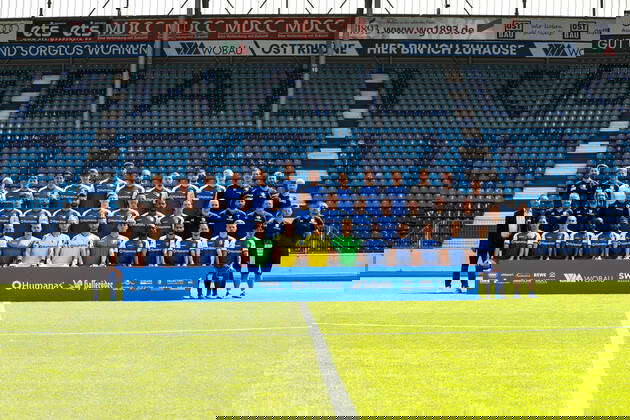 1 FC Magdeburg, team photo hi row from left physiotherapist Tino Meyer ...