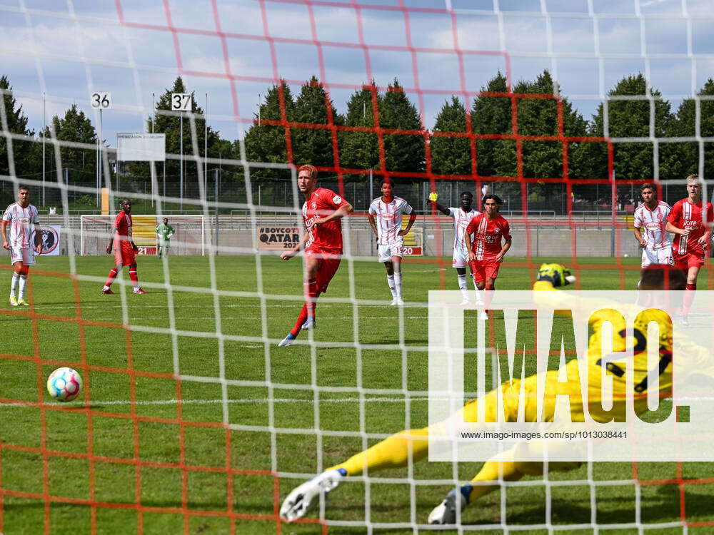 Michel Vlap FC Twente Enschede, 18 relays Dennis Gorka Fortuna ...